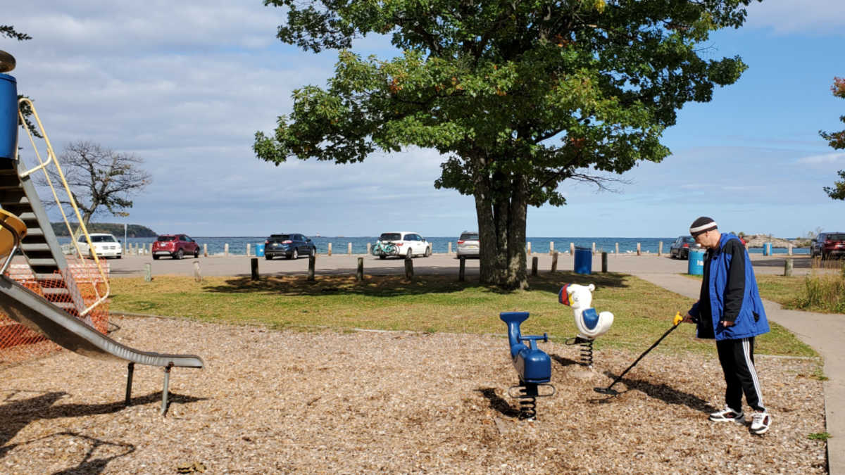 Is Gold and Mica Found Together? (a Gold Clue?) - Metal Detecting Tips